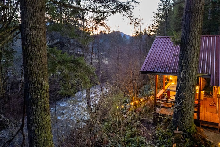 Mt Rainier Cabin On Big Creek! Hot Tub! Fireplace! - Ashford, WA