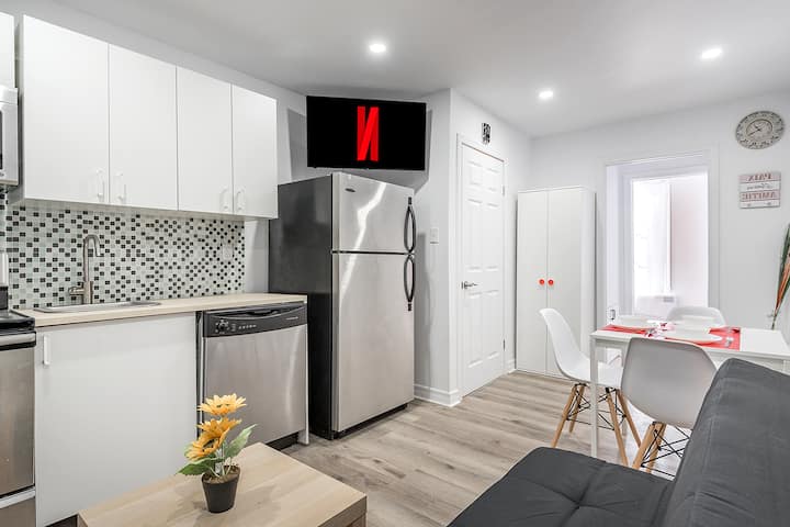 Charming Plateau Loft – Steps From Parc Mont‑royal - Montreal
