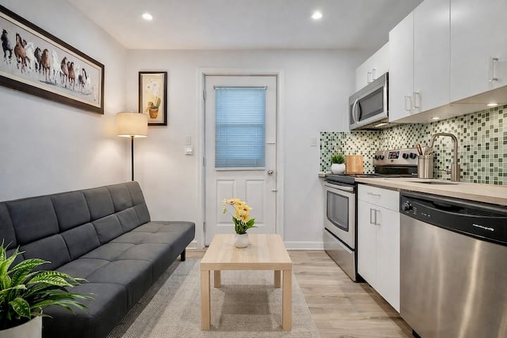 Charming Plateau Loft – Steps From Parc Mont‑royal - Laval, Canada