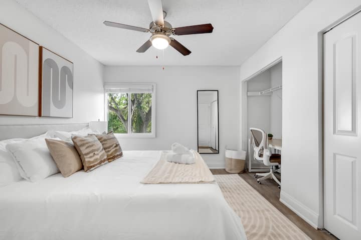 Cozy King Bayfront Suite | Pool, Gym & Parking - Tampa