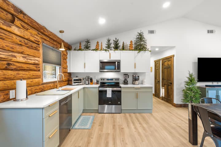 #43- Modern Luxury Log Cabin Retreat | Fire Pit - 베다니