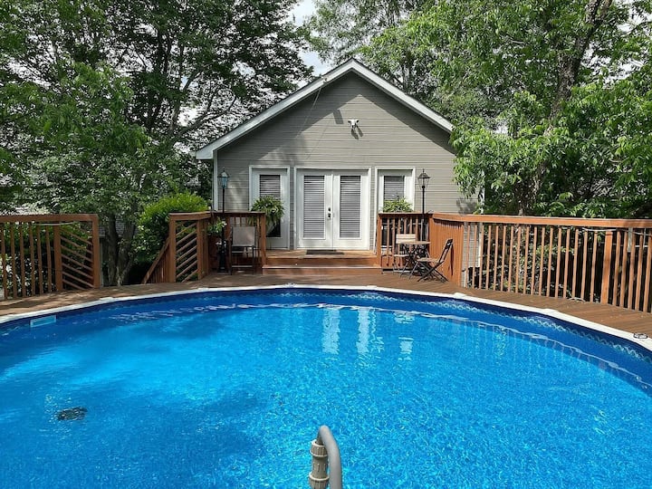 Superhost ~ Cozy Private Poolhouse Retreat - ジョージア州