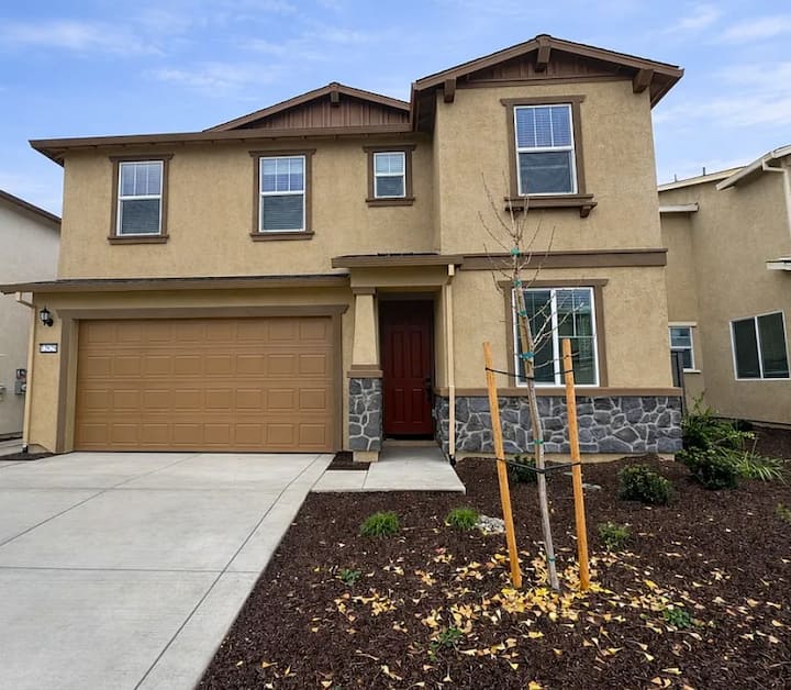 Brand New- Never-lived-in Modern Retreat - Rancho Cordova, CA