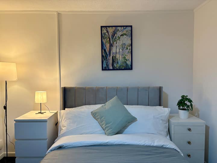 Bright & Spacious 2-bed Flat | Sleeps Up To 5. - Nottingham