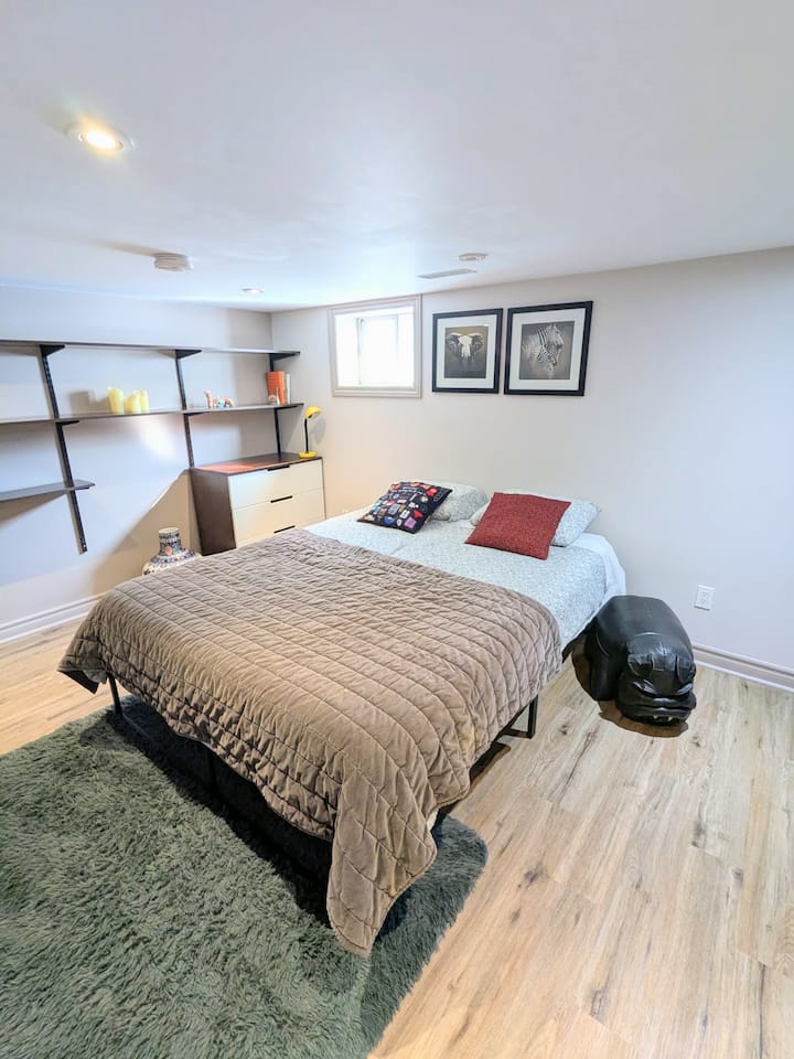 1 Br Suite By Fairbank Station & Oakwood Village - Toronto, ON