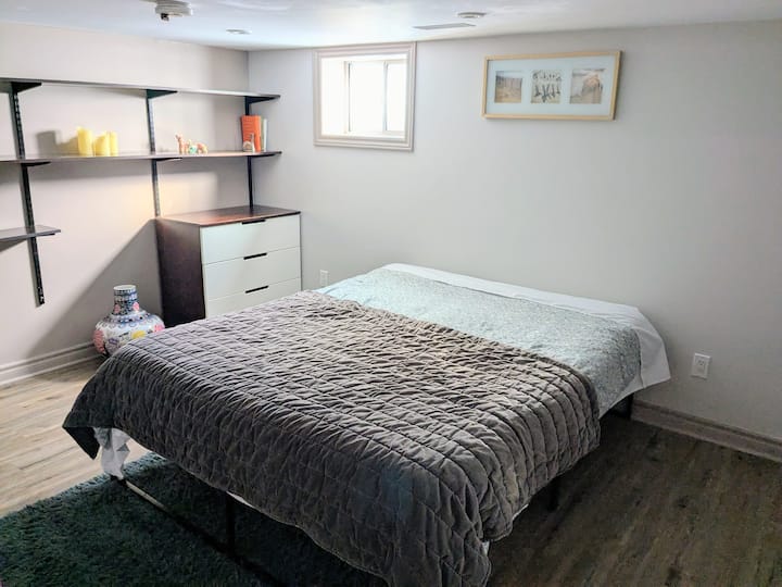1 Br Suite By Fairbank Station & Oakwood Village - Toronto