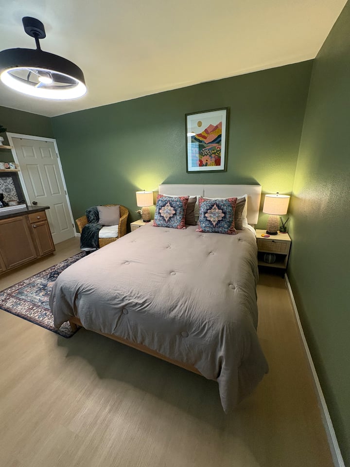 Boho Chic Studio In Quite Neighborhood - Stockton, CA