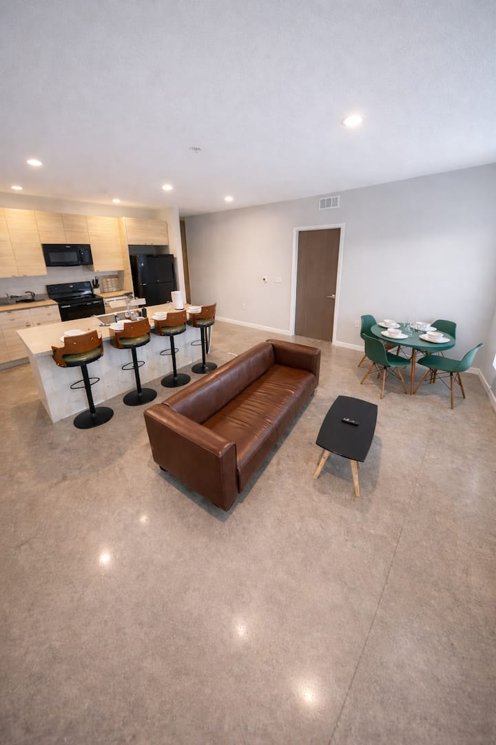 Cozy Green Canopy - Des Moines, IA