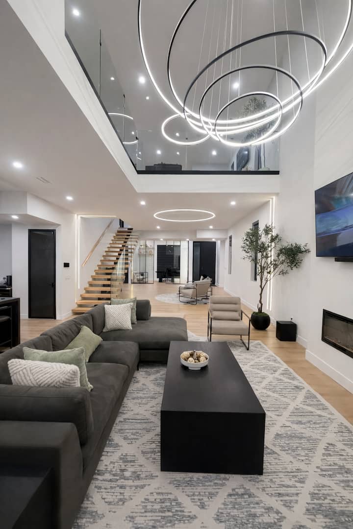 Downtown Luxe Stay - High River