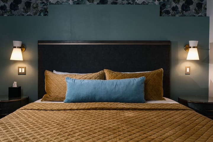 Downtown Springdale Boutique Hotel Room 6 - Springdale, AR