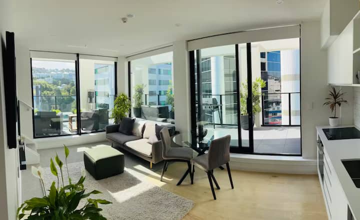 Luxury Penthouse With Inviting Balcony - Taranaki