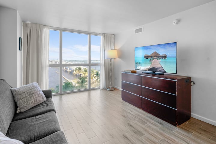 Modern Cozy Water Views Apt Downtown Fort Myers - Fort Myers, FL