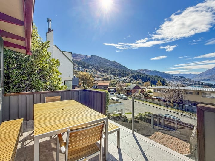 Mountain Views, Spacious Stylish Queenstown Base - Queenstown