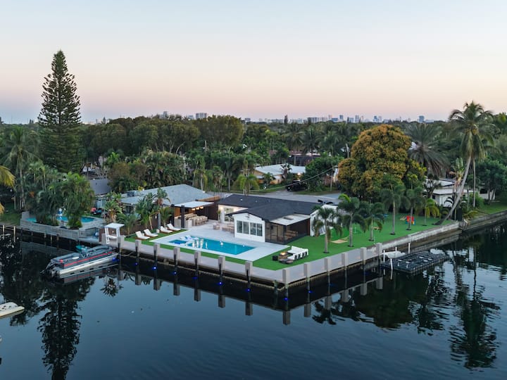 Luxury Waterfront Villa Heated Pool & Private Dock - Hollywood, FL