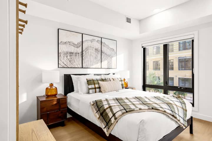 Captivating Studio Retreat W/ Pool And Mtn Views! - Canada