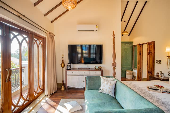 Pet-friendly Villa W/private Outdoor Pool And Lawn - Faridabad