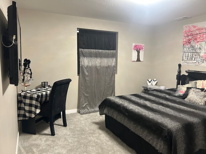 Like Visiting Family! Basement Room & Bathroom - Altoona, IA