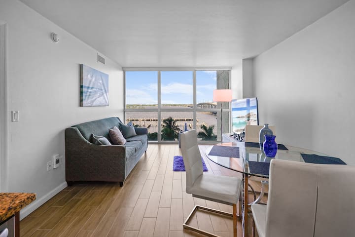 Cozy Water Views Apt Heart Of Fort Myers - Fort Myers, FL