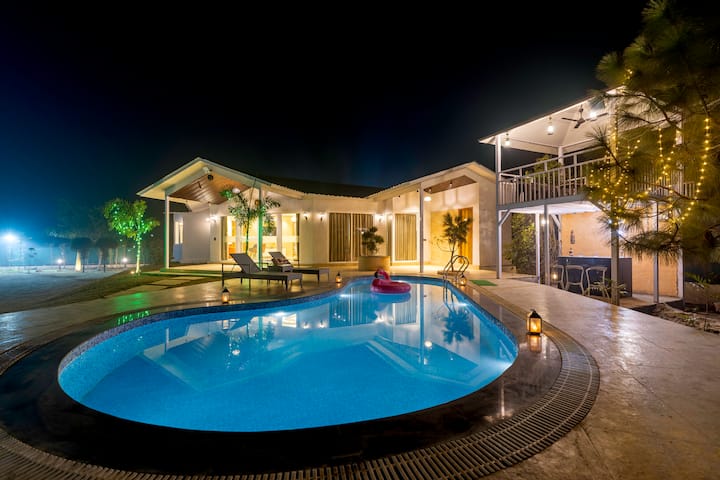 Cozy Pet-friendly Villa With Pool And Green Lawn - Faridabad