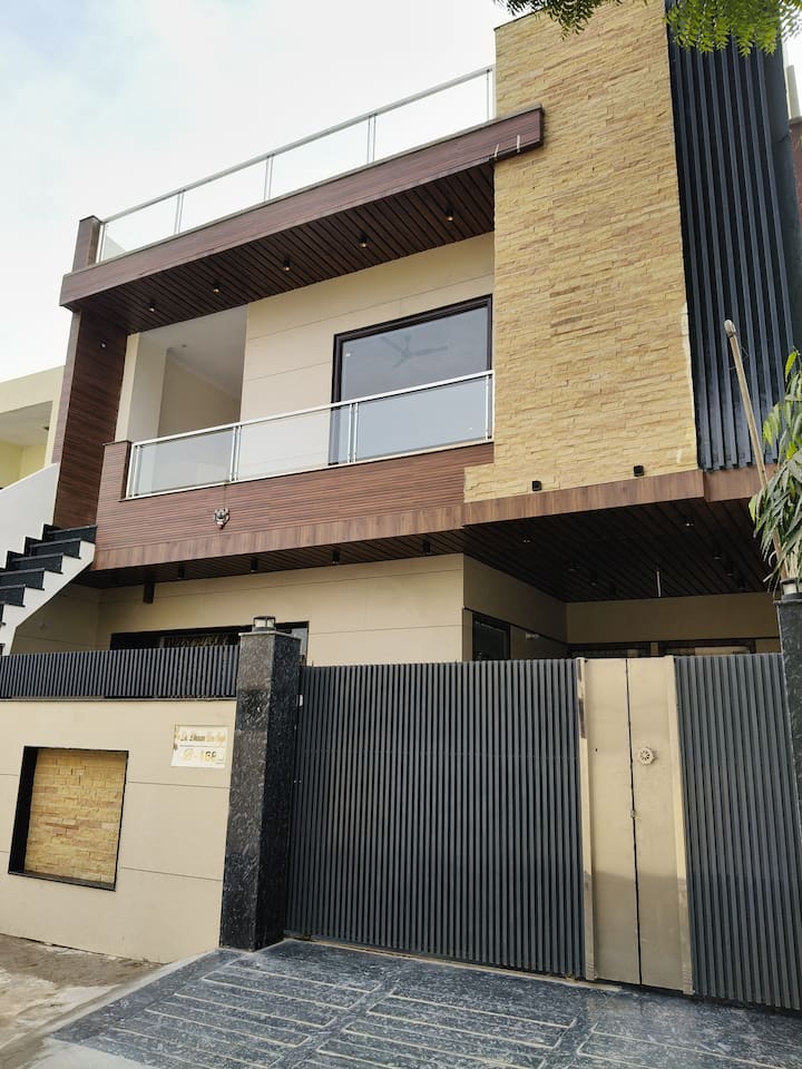 Advay's Happening Place - 암리차르