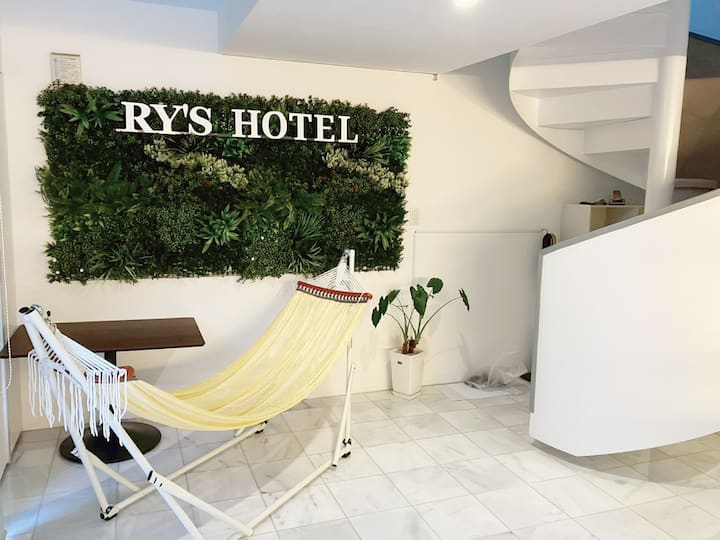 【Ry's Hotel】札幌宮の森のデザイナーズ一軒家、1500冊の漫画と150㎡の広々バカンス - Sapporo