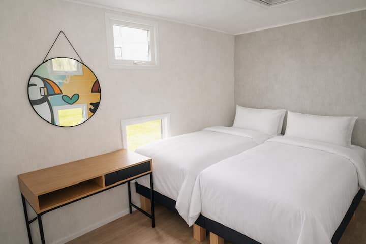 Triple Bed & Private Bath At The Truck Inn - Islândia