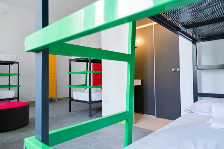 Colorful  6-person Family Room @Bohoostel - ボローニャ