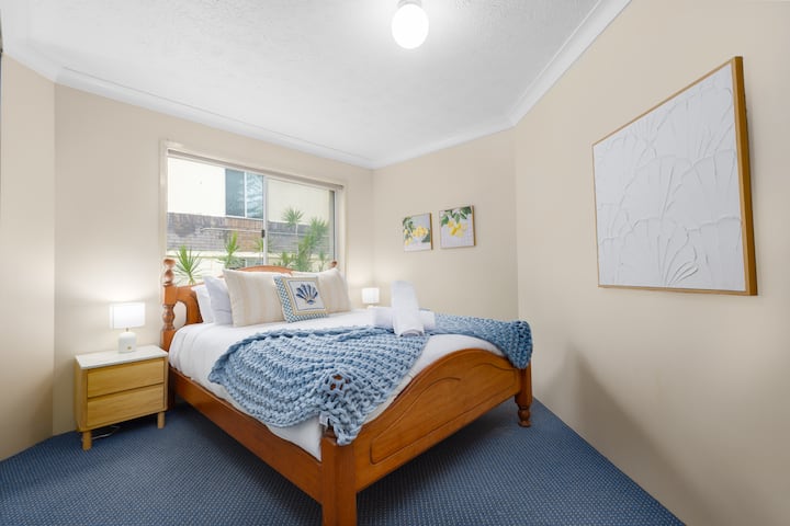 Vibrant Beachside 2br Apartment W/ Pool + Parking - Surfers Paradise