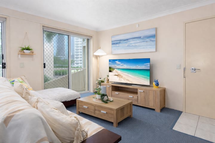 Vibrant Beachside 2br Apartment W/ Pool, Parking - Gold Coast