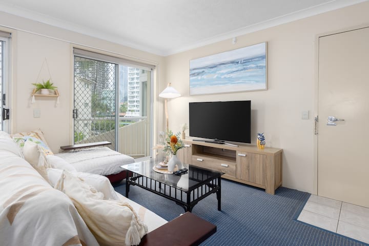 Vibrant Beachside 2br Apartment W/ Pool + Parking - Broadbeach