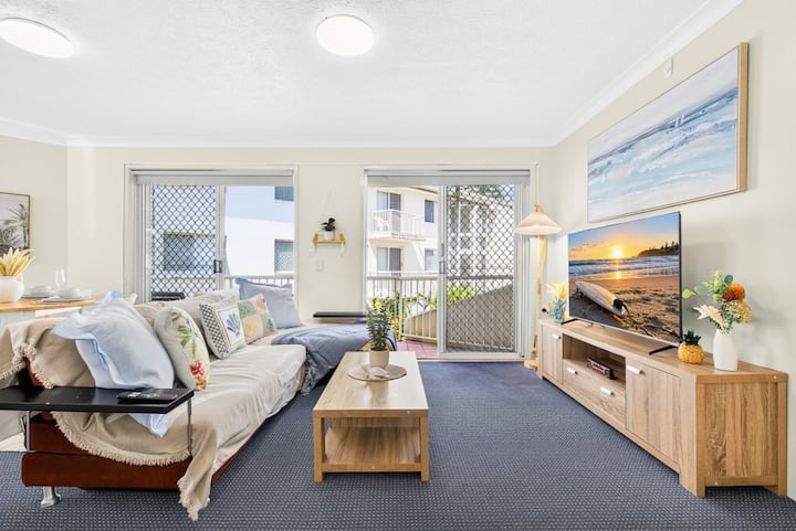 Vibrant Beachside 2br Apartment W/ Pool, Parking - Gold Coast