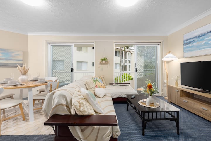Vibrant Beachside 2br Apartment W/ Pool, Parking - Gold Coast
