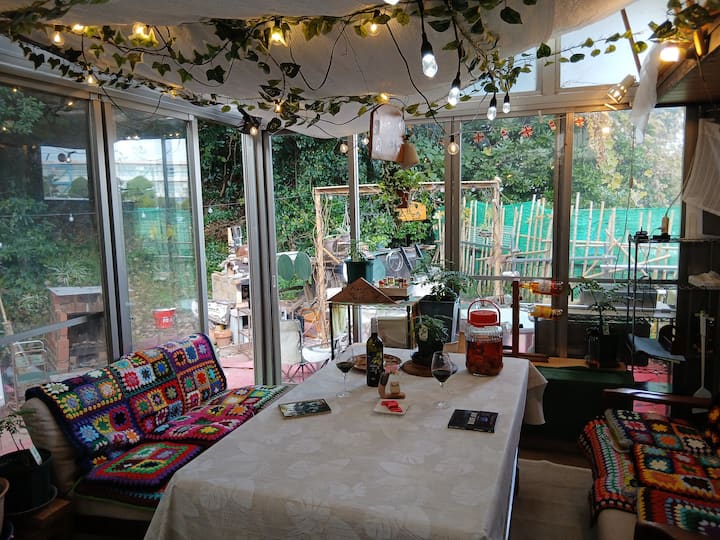 人懐っこい看板犬。海まで歩いて5分「暮らすように泊まれる」自然派ホームステイ型の一軒家貸し切りの宿。 - 宗像市