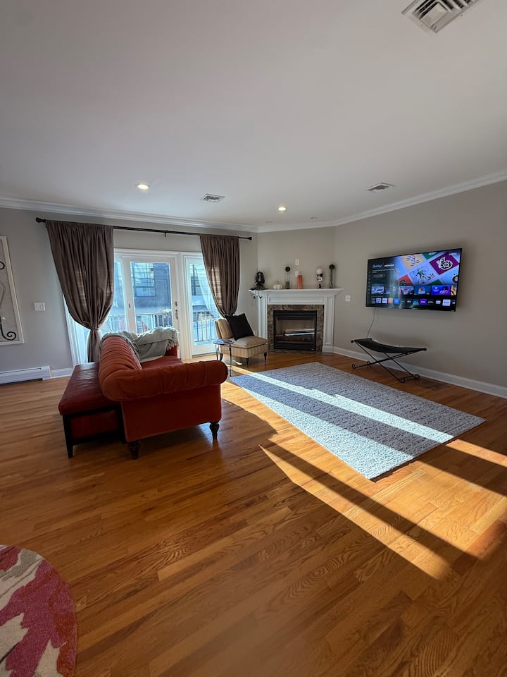 Beautiful Townhouse With Views Of Nyc - Fort Lee, NJ