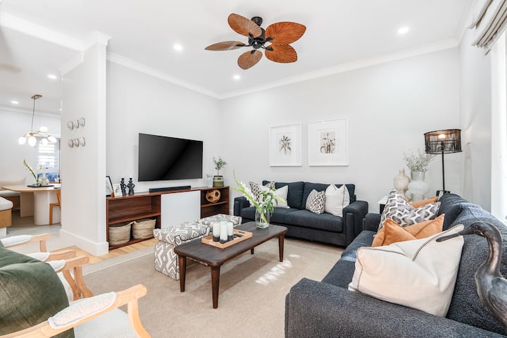 Chic, Modern 4-bedroom Home On Buitenkant - Camps Bay