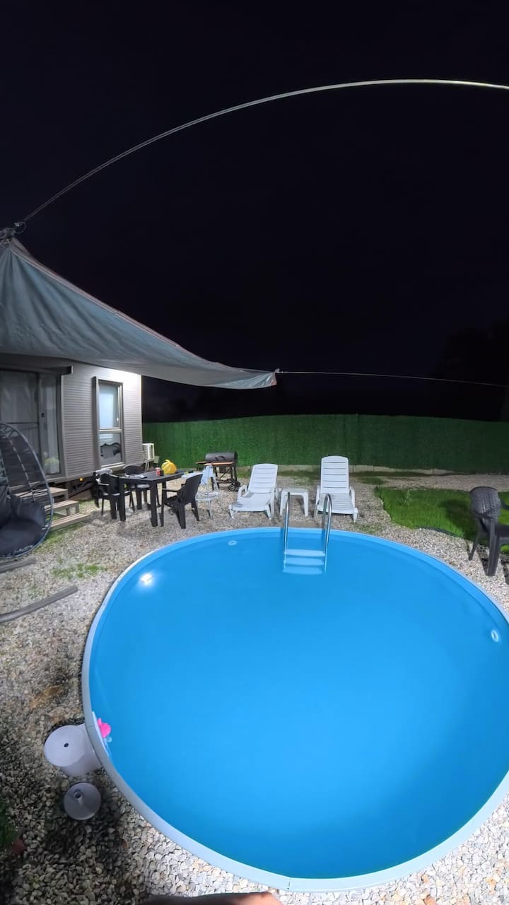 Buca Kaynaklar’da Sıcak Isıtmalı Havuzlu Tinyhouse - Menderes