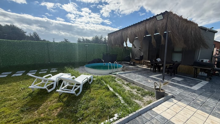 Buca Kaynaklar’da Sıcak Isıtmalı Havuzlu Tinyhouse - İzmir