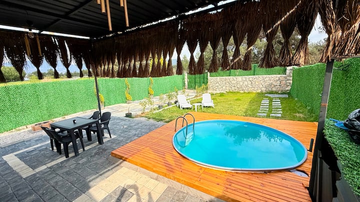 Buca Kaynaklar’da Sıcak Isıtmalı Havuzlu Tinyhouse - Izmir