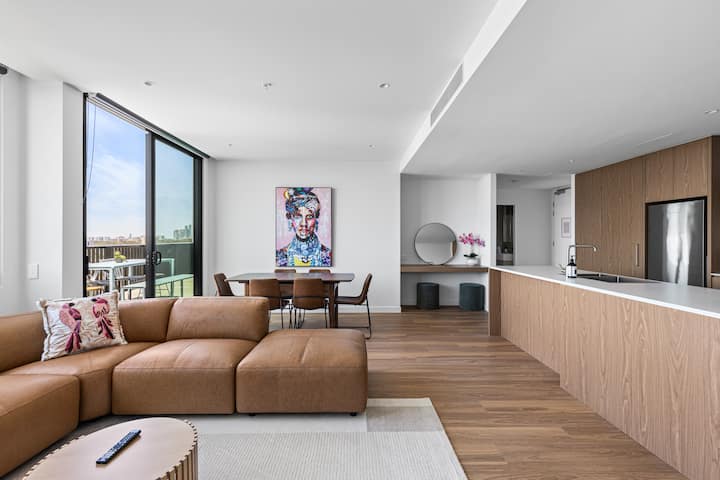 Vibrant 3br Apt | Free Parking | City Views - Brunswick