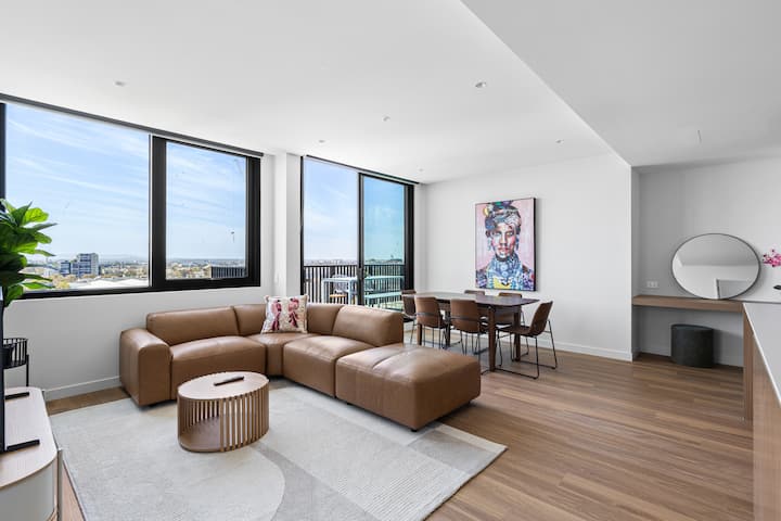 3br City View Apt W Parking + Workspace - Ivanhoe