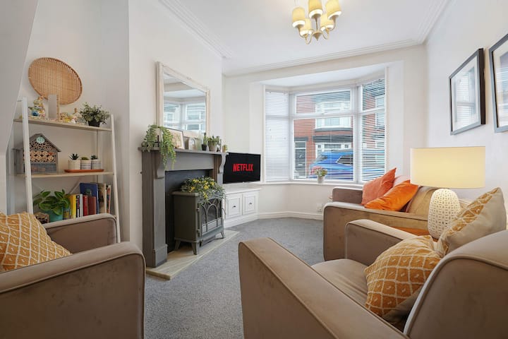 Charming 3 Bed | Steps From Redcar Beach & Station - Redcar