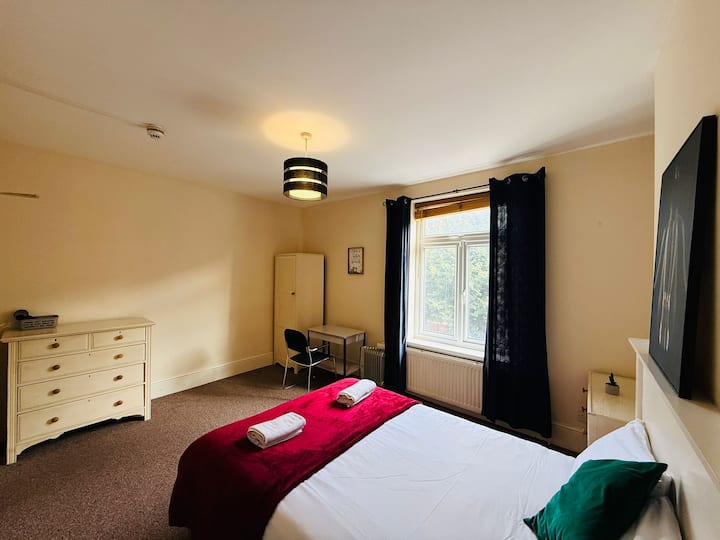 Stylist Double Bedroom In Central London - London