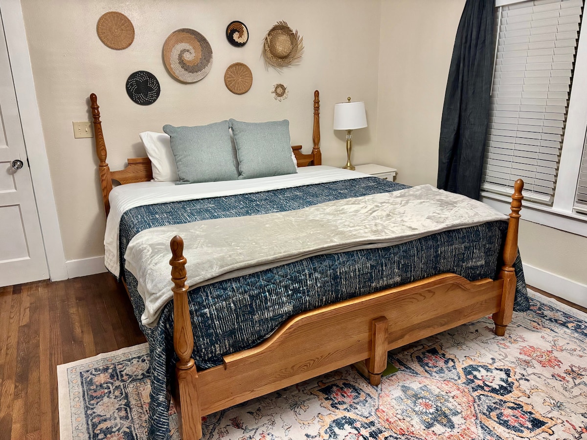 Bison Hall 8, No cleaning fee 1 block from Harding - Houses for Rent in ...