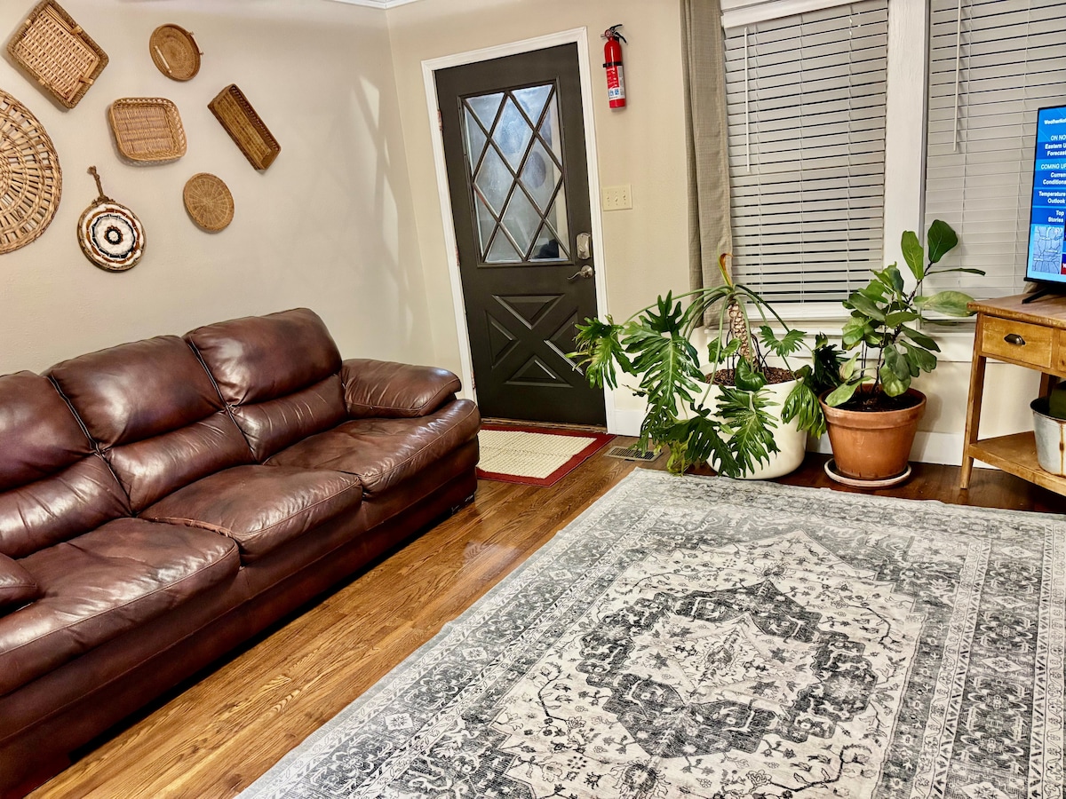 Bison Hall 8, No cleaning fee 1 block from Harding - Houses for Rent in ...