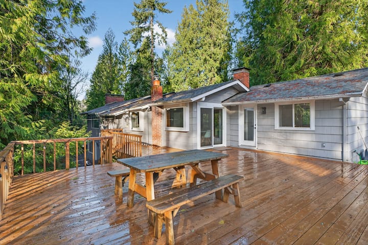 Charming Portland Getaway | Backyard | Library - Portland, OR