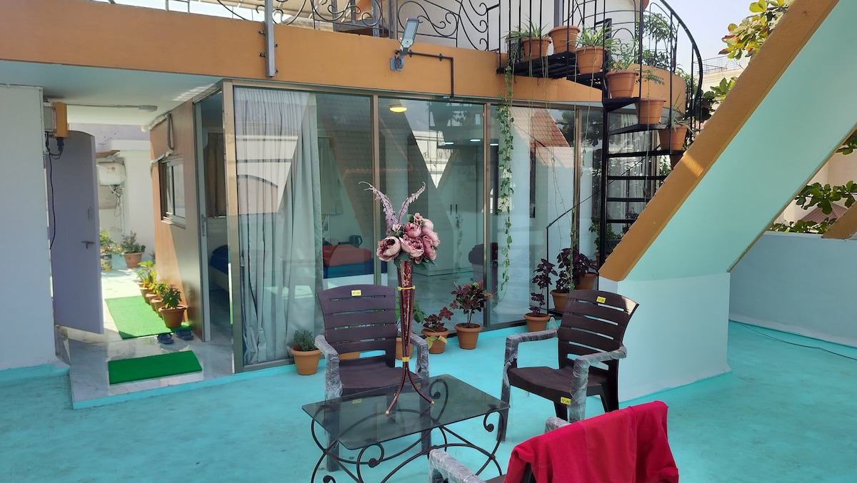 Chambre avec terrasse tranquille dans un bungalow en terre à Surat ...