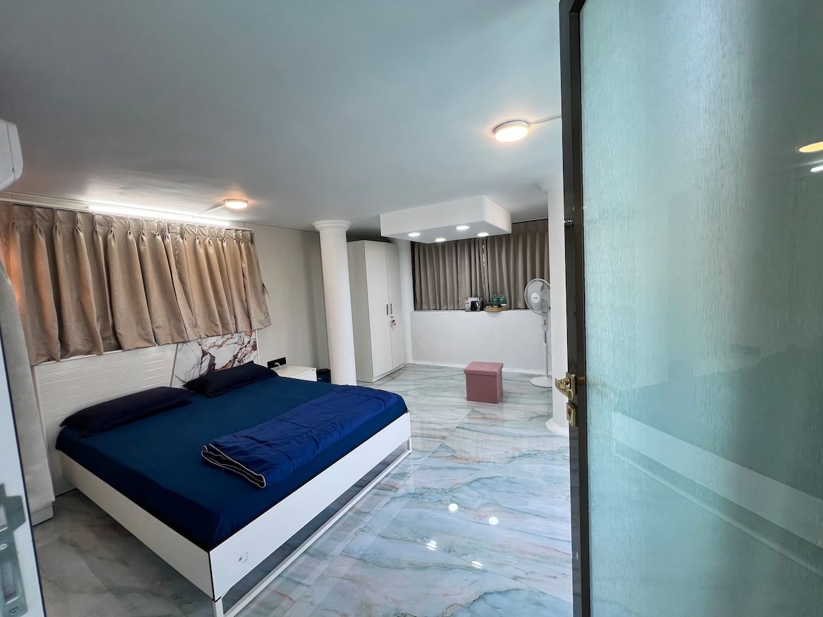 Chambre avec terrasse tranquille dans un bungalow en terre à Surat ...