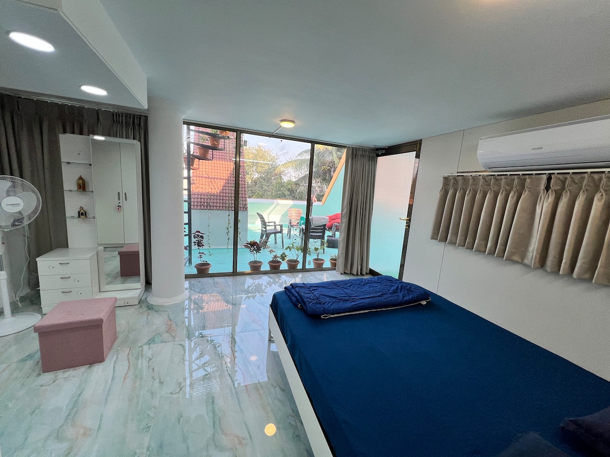 Chambre avec terrasse tranquille dans un bungalow en terre à Surat ...