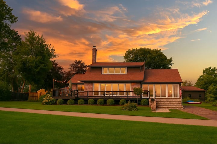 Luxury Lakefront Retreat W/ Hot Tub, Kayaks &Views - Portage Lakes, OH