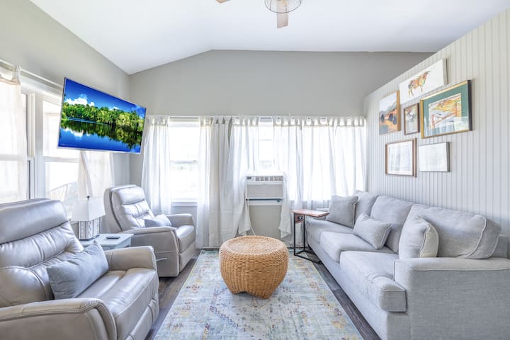 Modern 1br Retreat: Screened Porch & Horse Views - Houma, LA